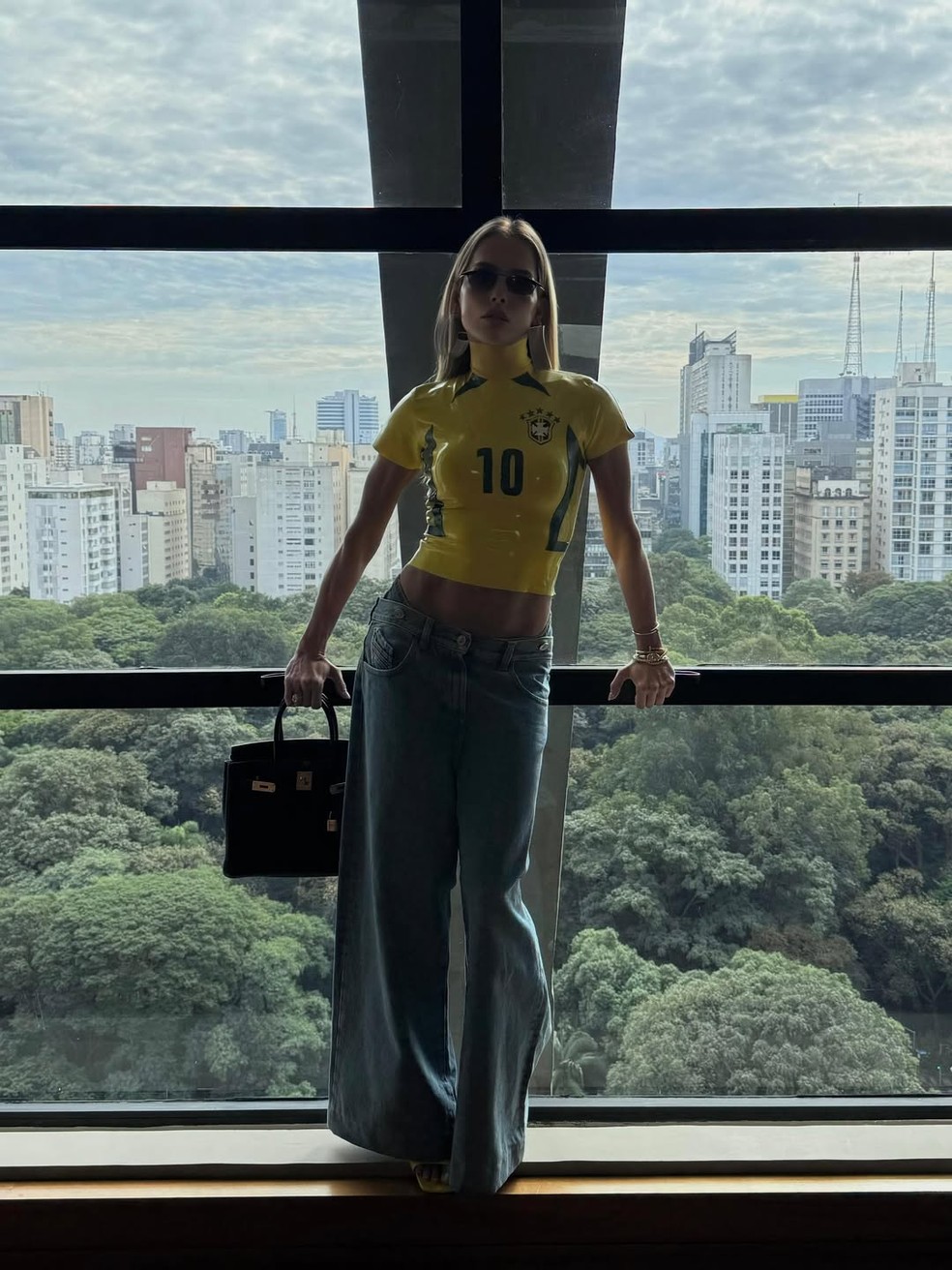 Deborah Secco ativa modo torcedora e aposta em look com 'camisa 10' em ...