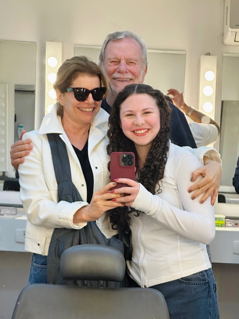 Debora Bloch leva pai, ator Jonas Bloch, e sobrinha aos bastidores de ...