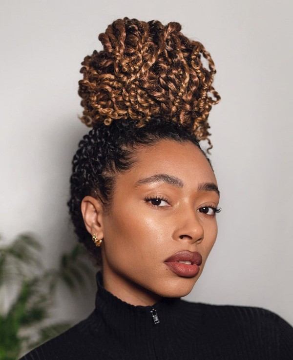 18 ideias de coques em cabelos cacheados e crespos para inspirar